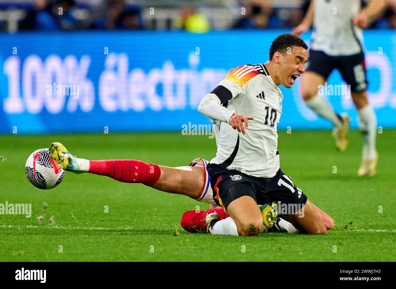 Jamal Musiala, DFB 10 compete for the ball, tackling, duel, header ...