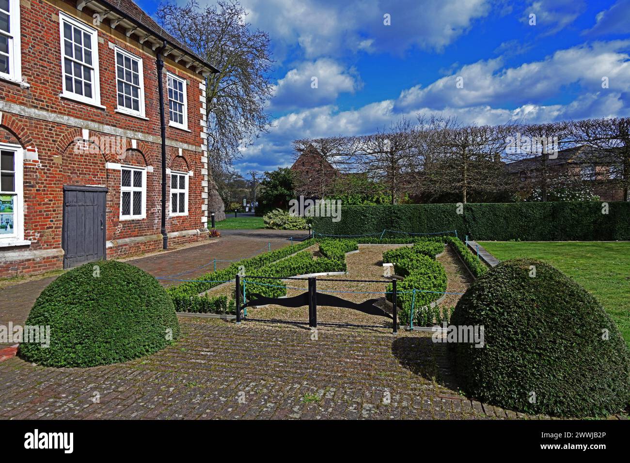 Box Hedging & topiary at Hall Place Stock Photo - Alamy