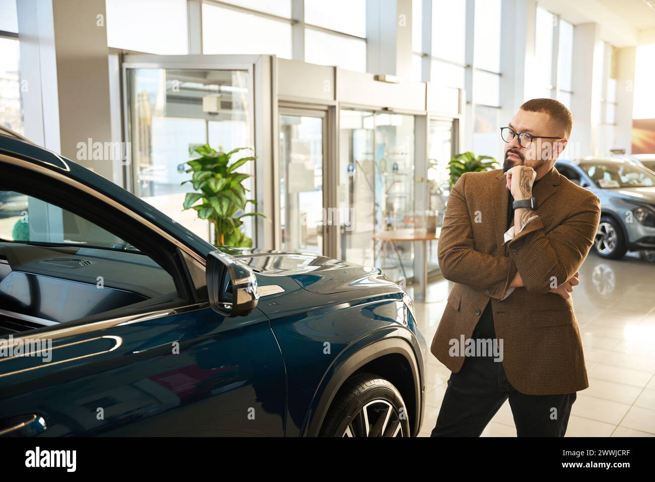 Man chooses car hi-res stock photography and images - Alamy