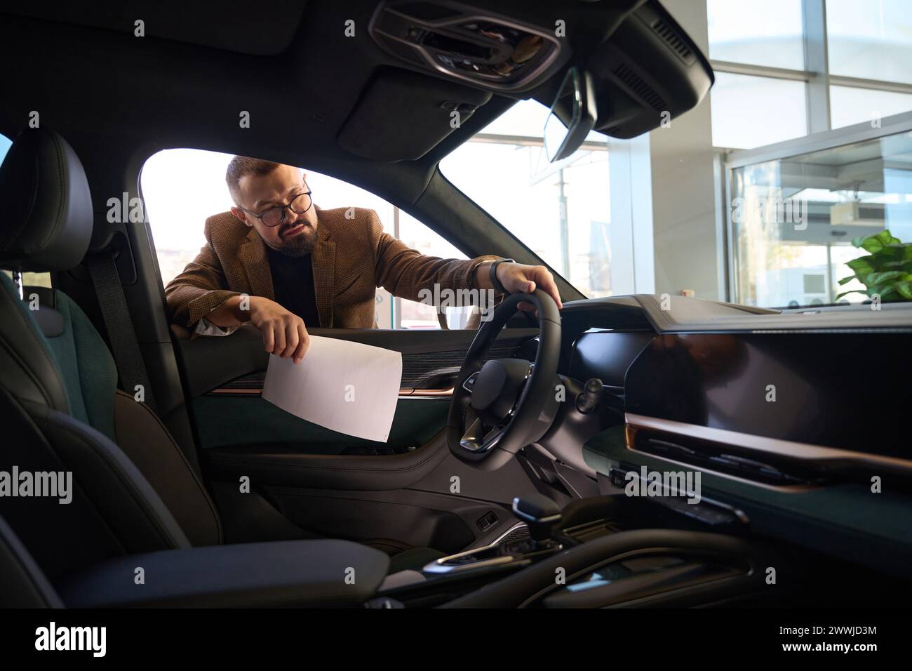 Man chooses car hi-res stock photography and images - Alamy