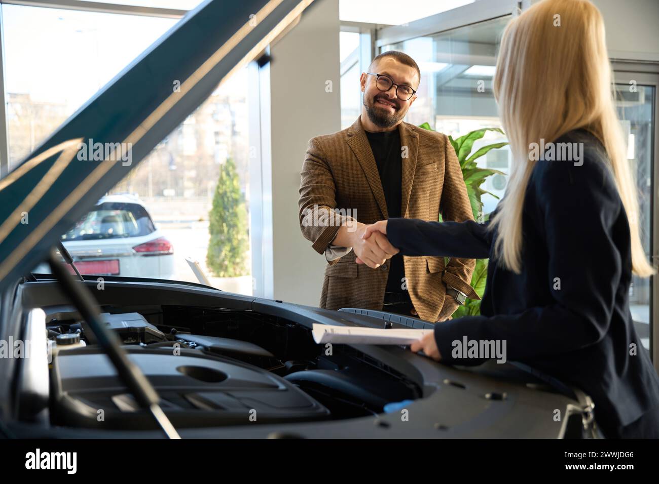 Salesman shakes hands customer car hi-res stock photography and images ...