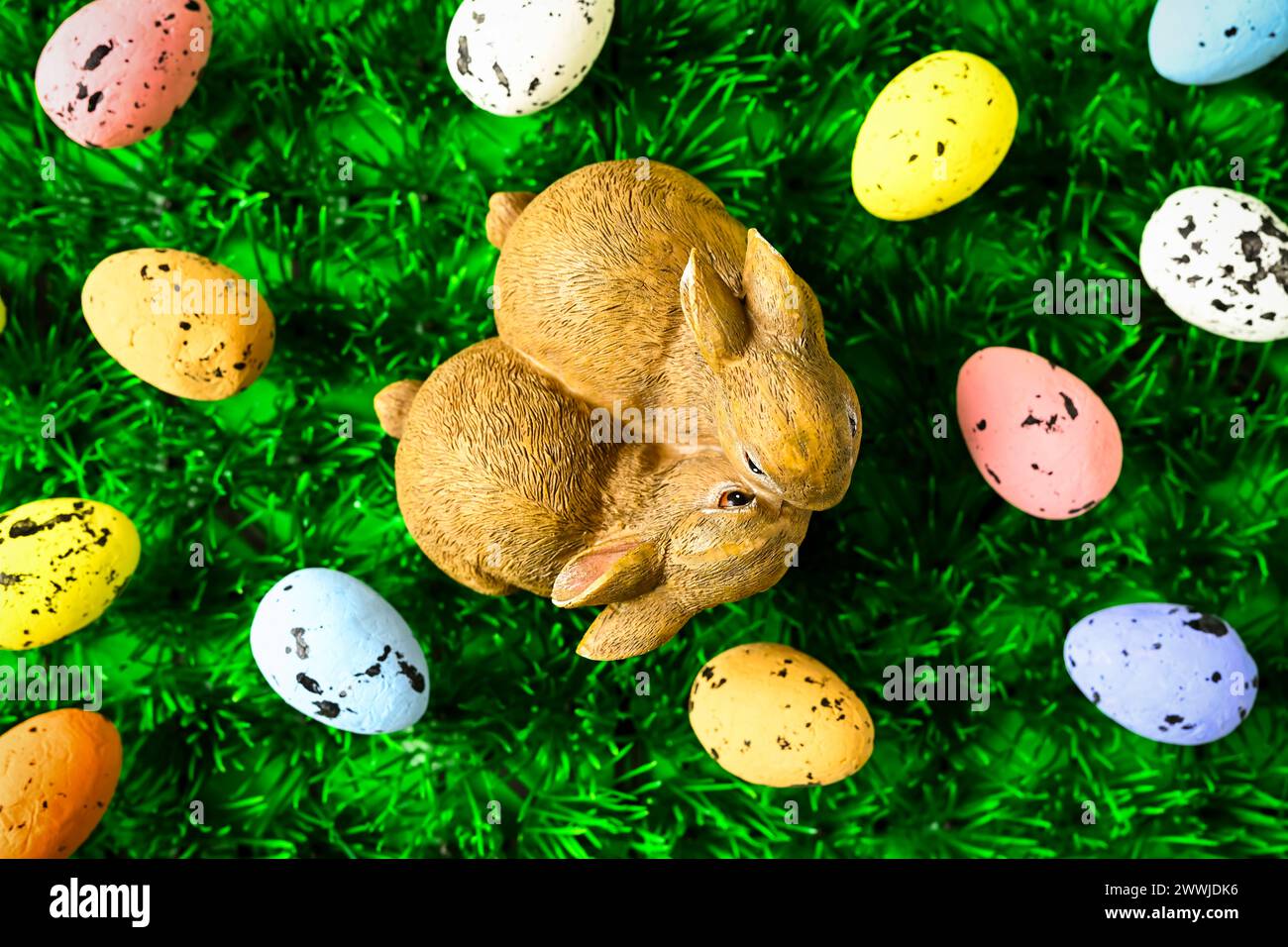 Osterhasenfiguren und bunte Ostereier, Ostern *** Easter bunny figurines and colorful Easter ...