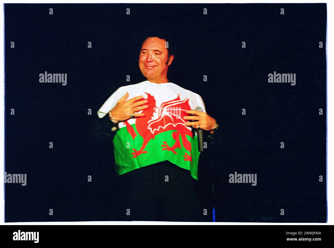 TOM JONES, HOME CONCERT, WELSH FLAG, 2000: 60-year-old Welsh singing ...