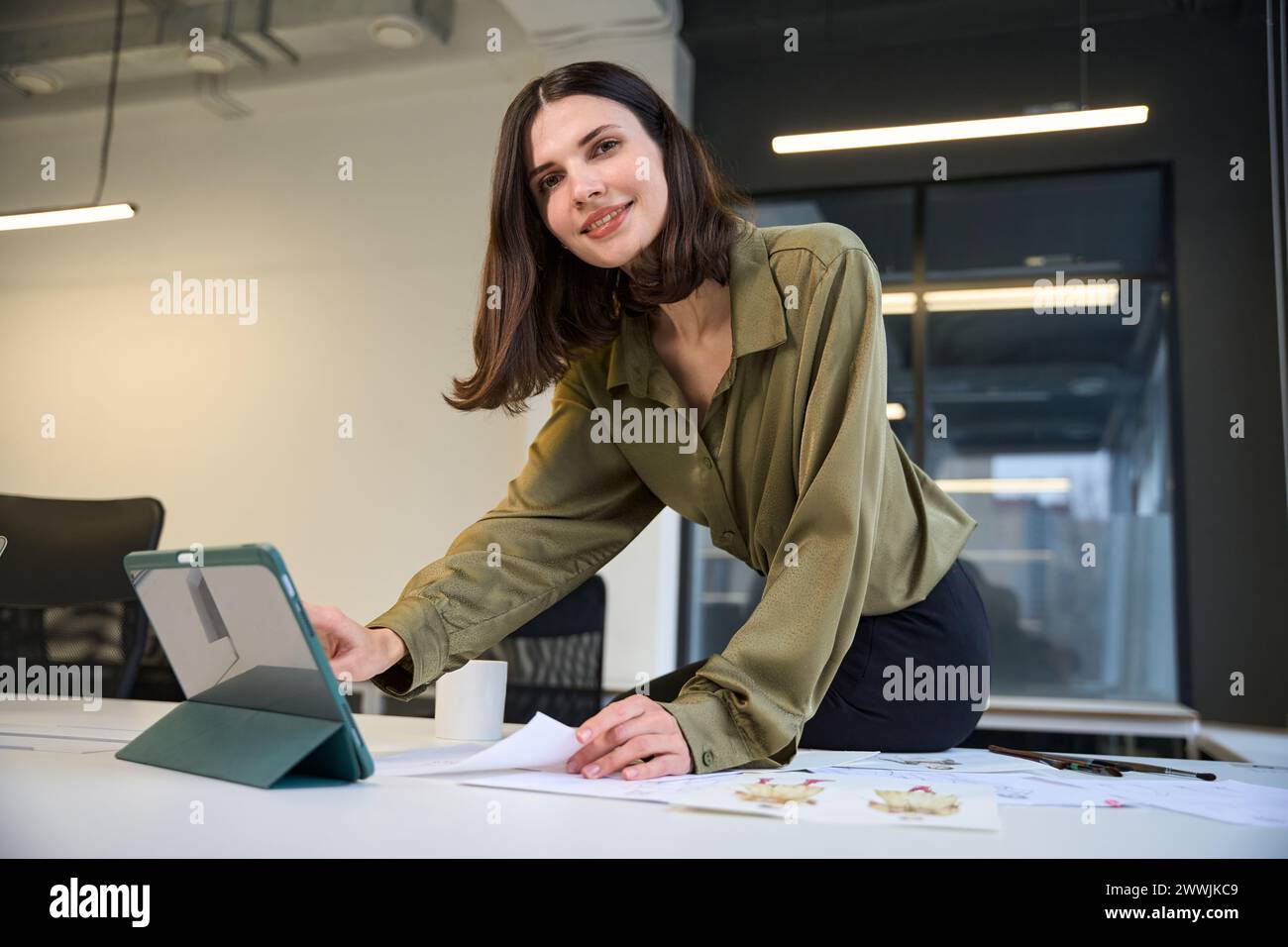 Confident beautiful woman drawing hi-res stock photography and images ...