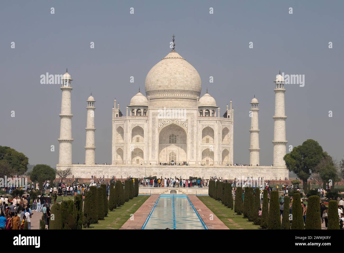 The Taj Mahal Full frontal view Stock Photo - Alamy