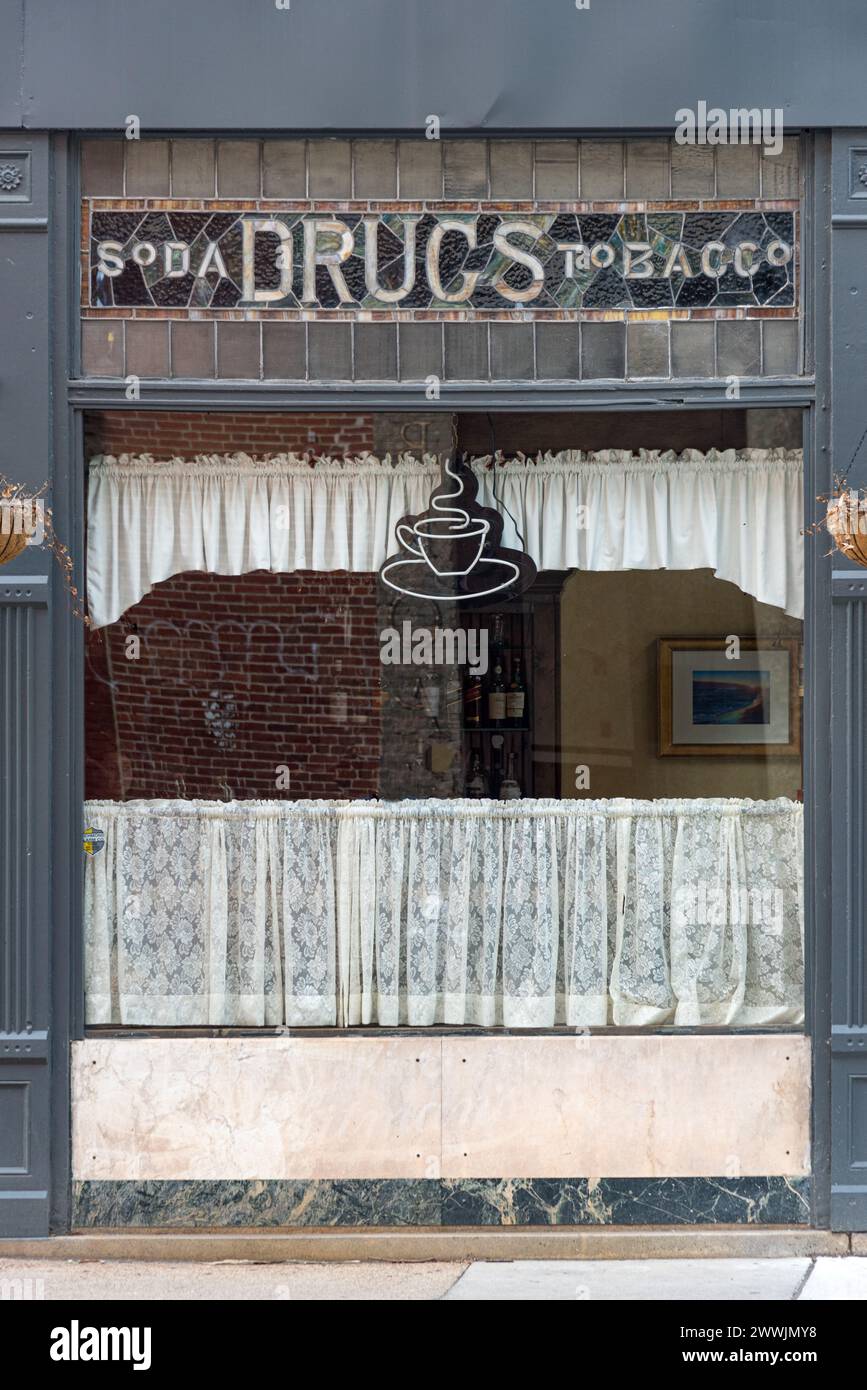 Drug store exterior hi-res stock photography and images - Alamy