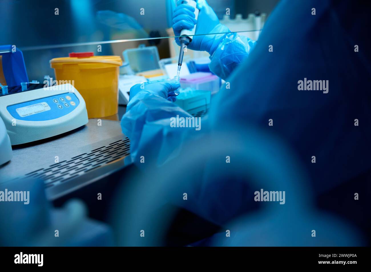Laboratory worker uses a laboratory pipette dispenser at work Stock ...