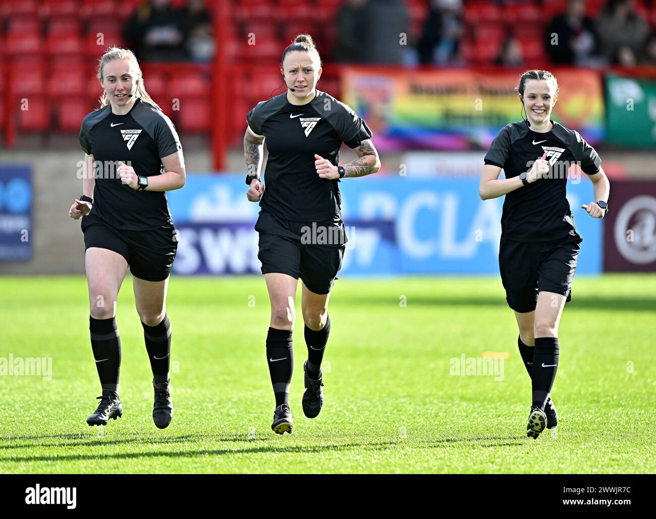 The referee centre hi-res stock photography and images - Alamy