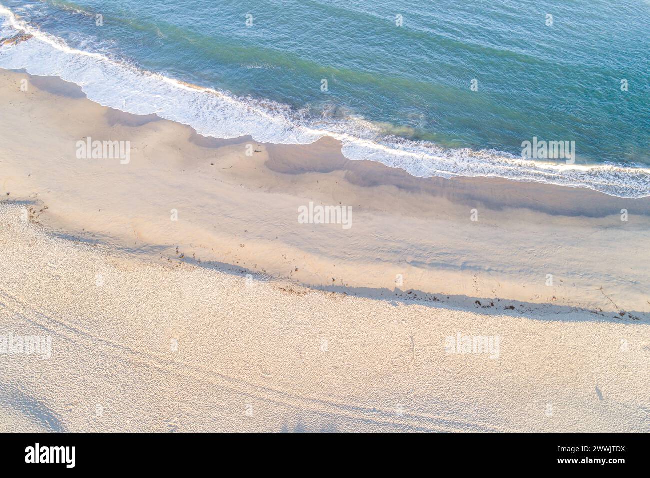 Overhead beach hi-res stock photography and images - Alamy