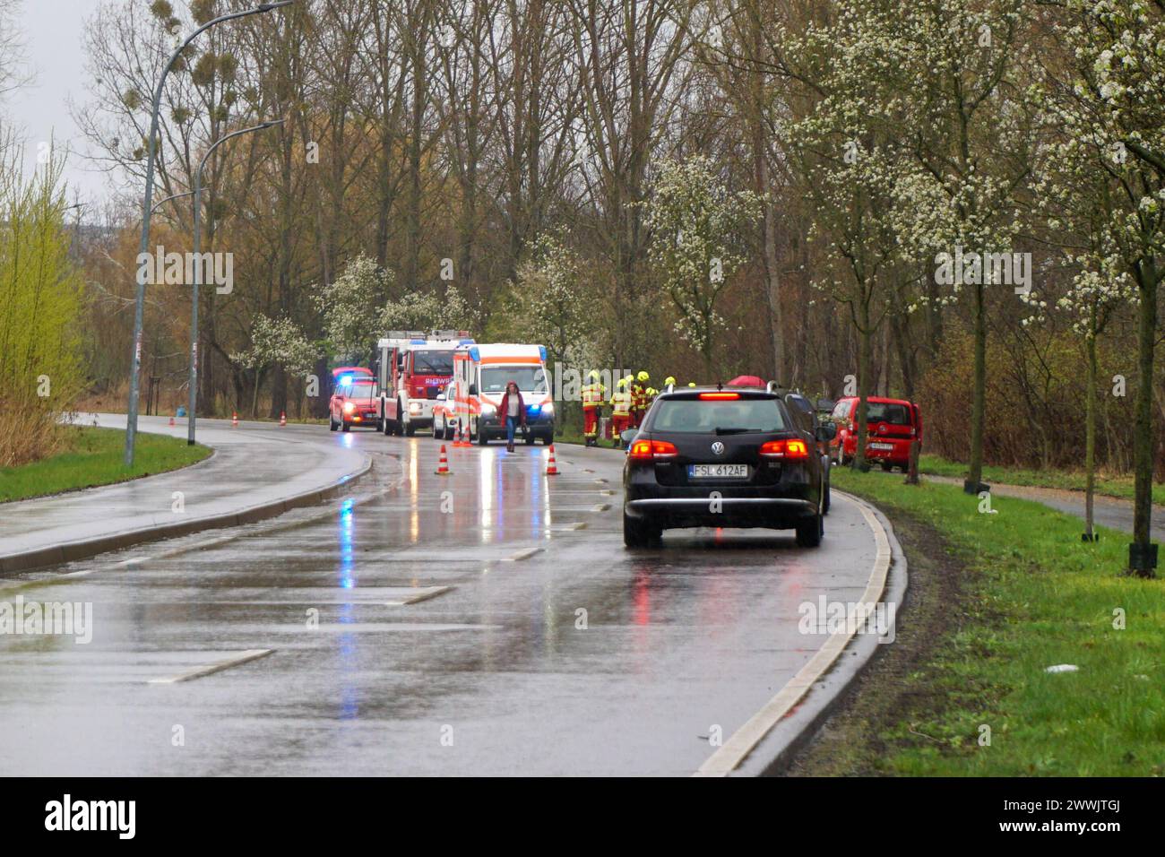 Bitterfeld-Wolfen - Umleitungsverkehr nach Unfall auf A9: VW kommt von Straße ab und prallt ...