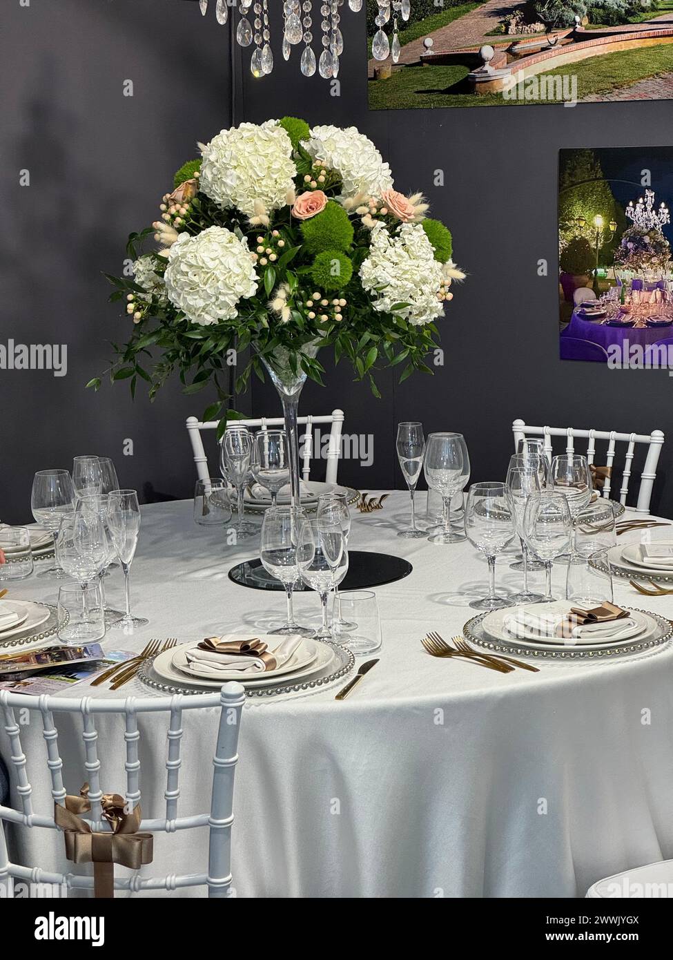 Mise en place wedding table Stock Photo - Alamy