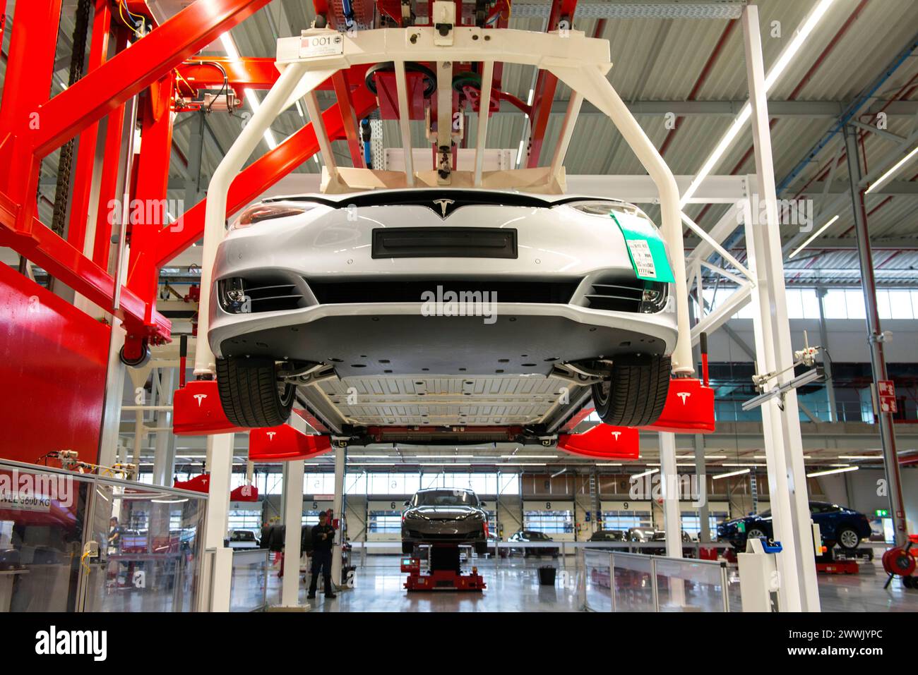 Electric car inside factory europe hi-res stock photography and images ...
