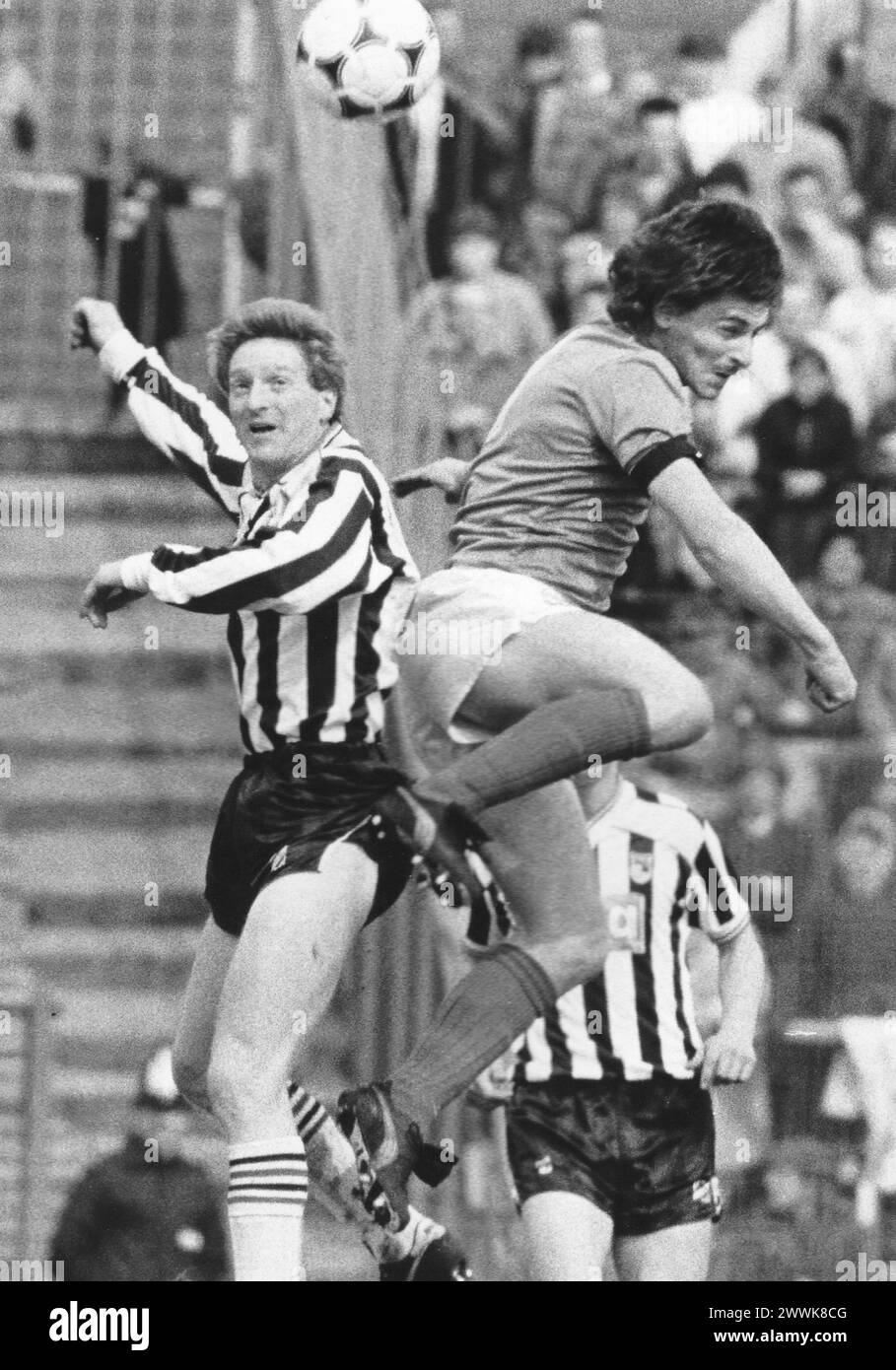 MICK KENNEDY BATTLES WITH GRIMSBY'S ALAN PEAKE PIC MIKE WALKER 1987 ...