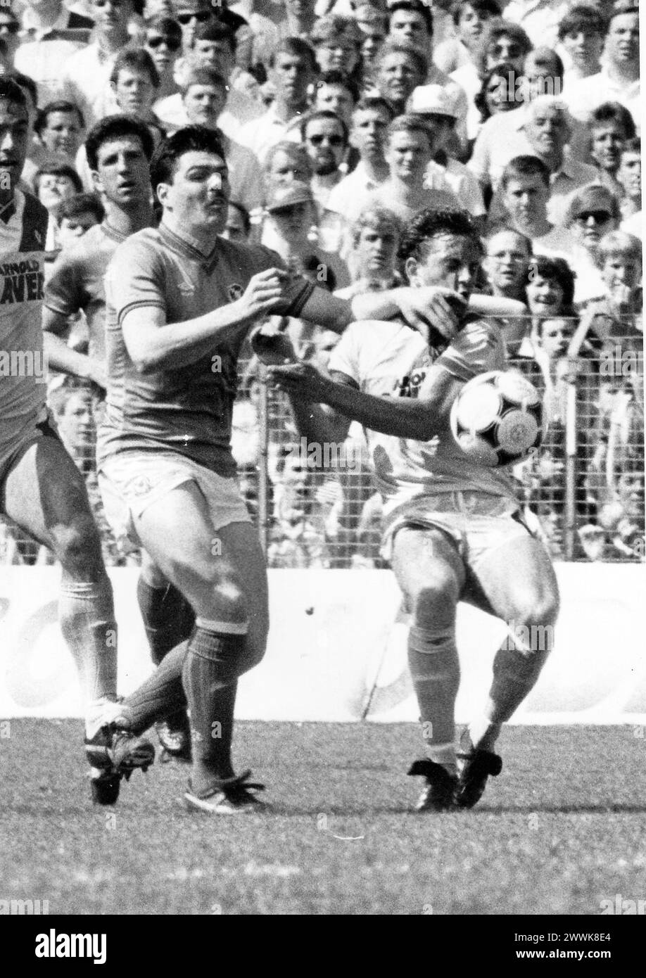 MICK QUINN BATTLES WITH SHEFFIELD UNITED PAUL STANCLIFFE 1987 PIC MIKE ...