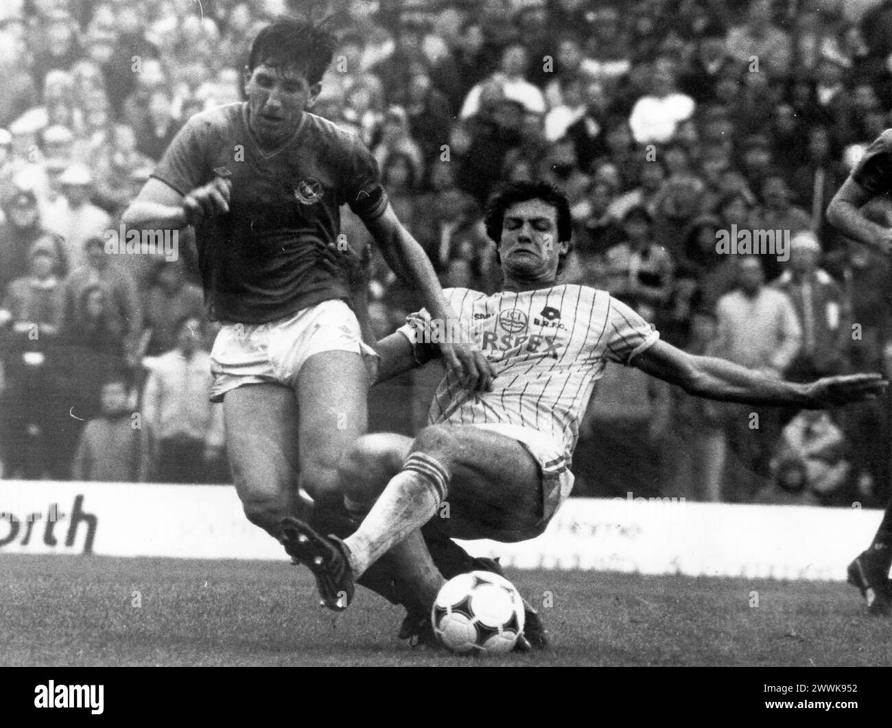 PAUL MARINER GOES PAST A DEFENDERS TACKLE PIC MIKE WALKER 1987 Stock ...