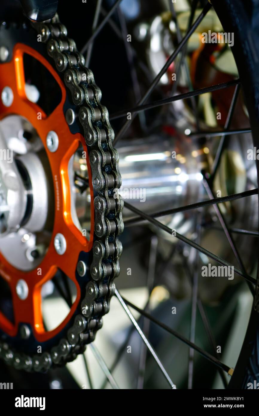 X ring chain hi-res stock photography and images - Alamy