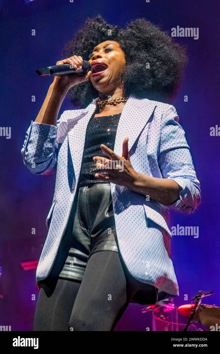 Sarah brown simple minds backing vocals hi-res stock photography and ...