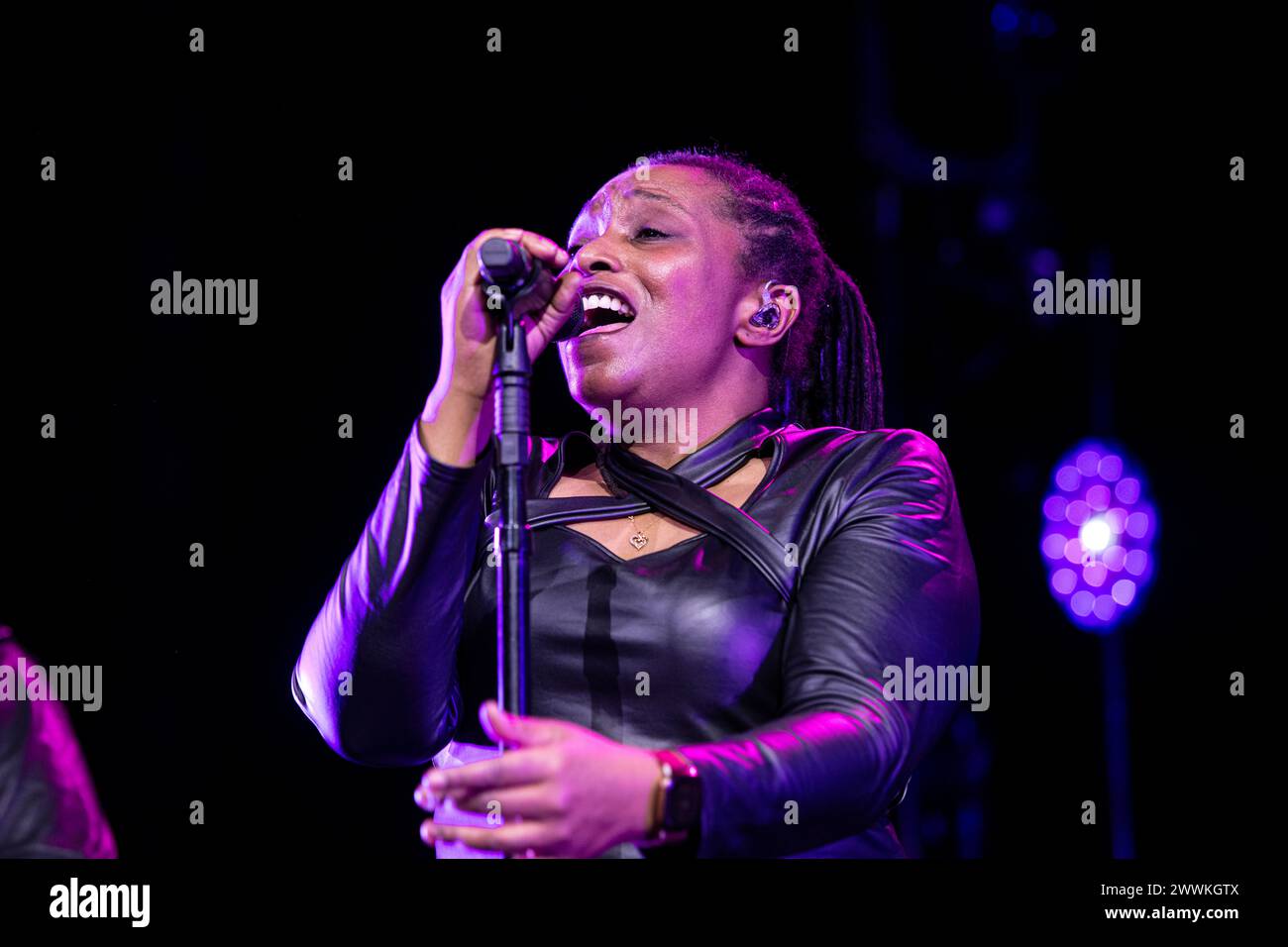 Singer and backing group hi-res stock photography and images - Alamy