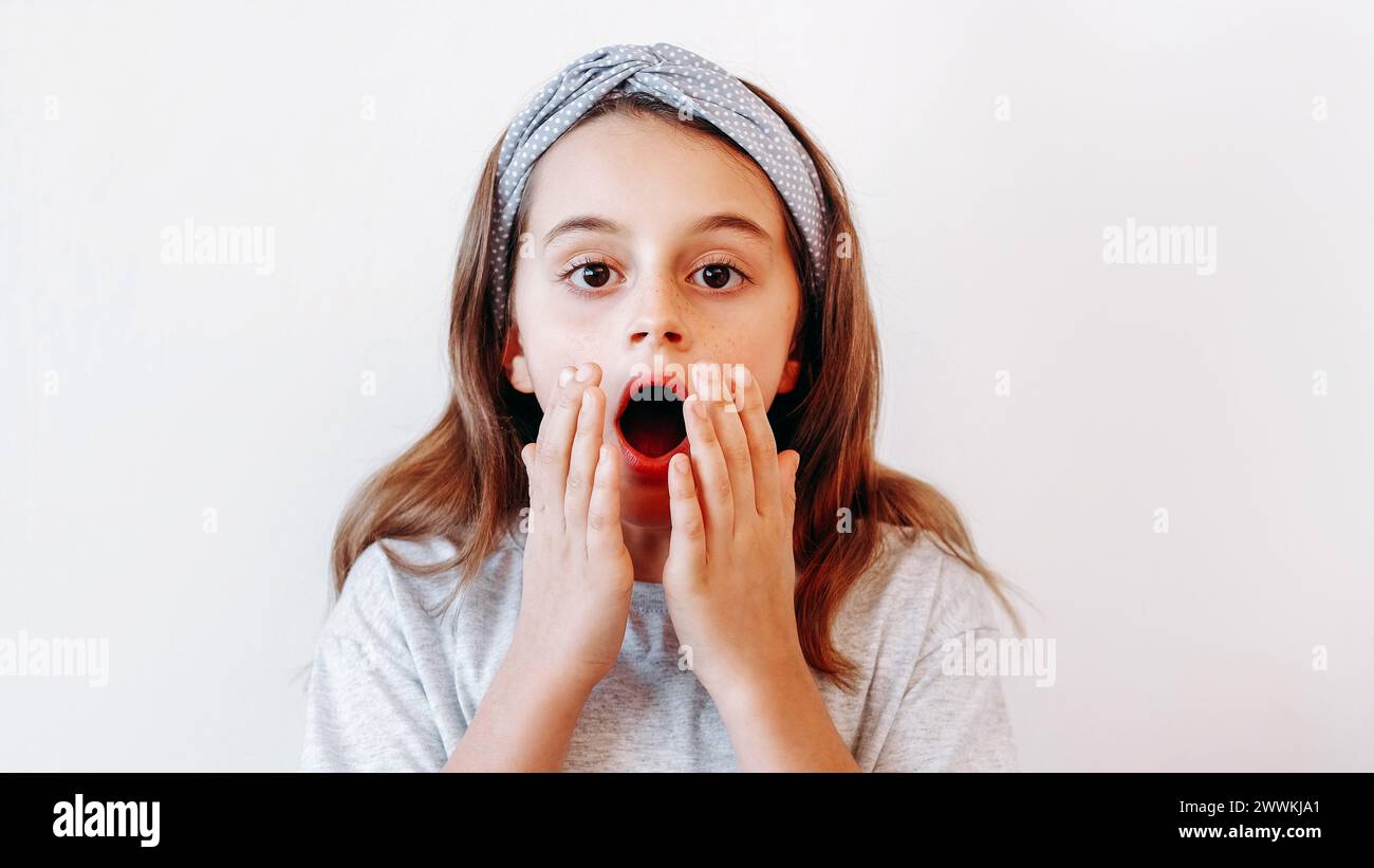 Shocked kid surprised child astonished little girl Stock Photo - Alamy