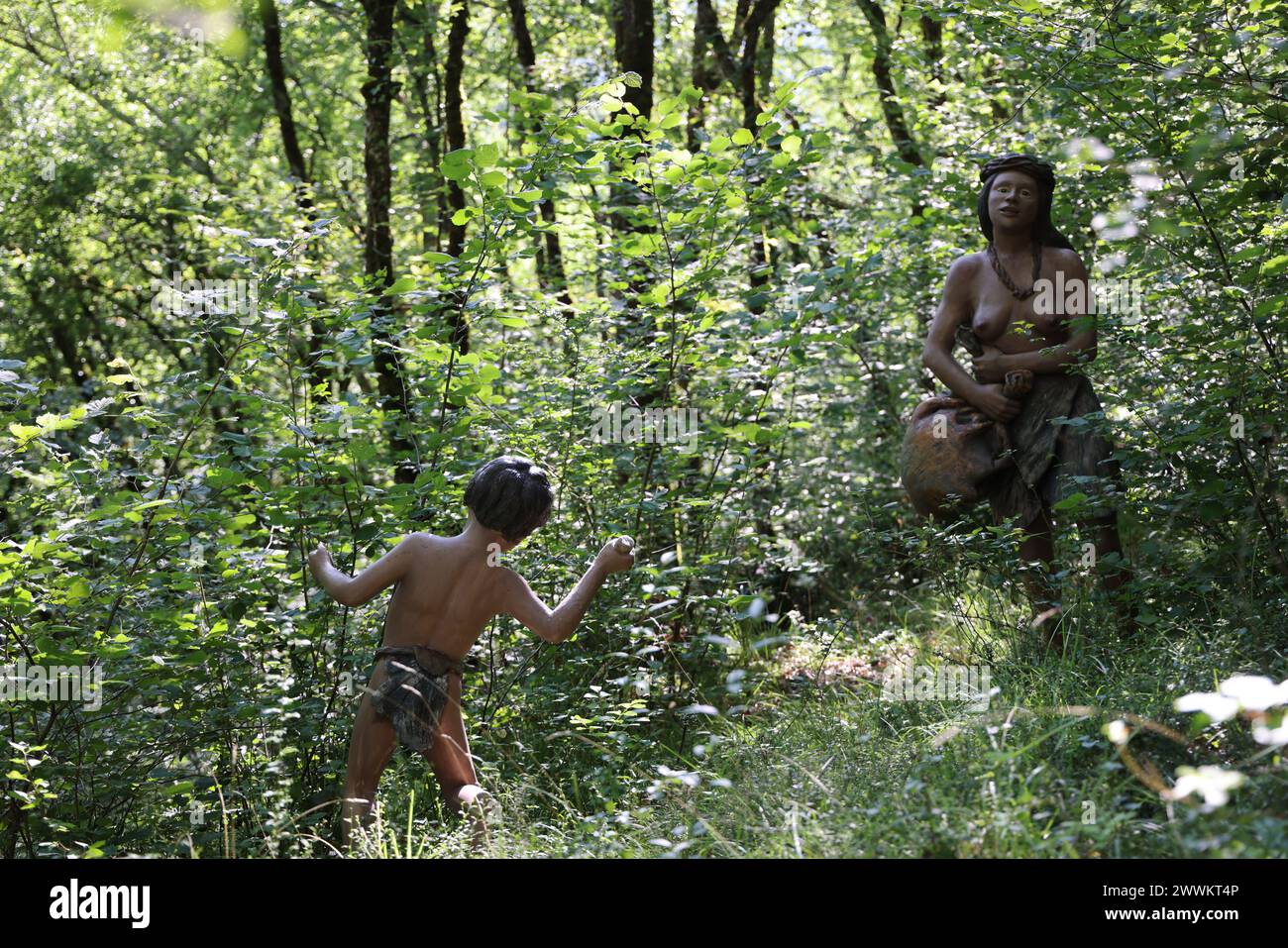 Scene from neanderthal and cro magnon life hi-res stock photography and ...