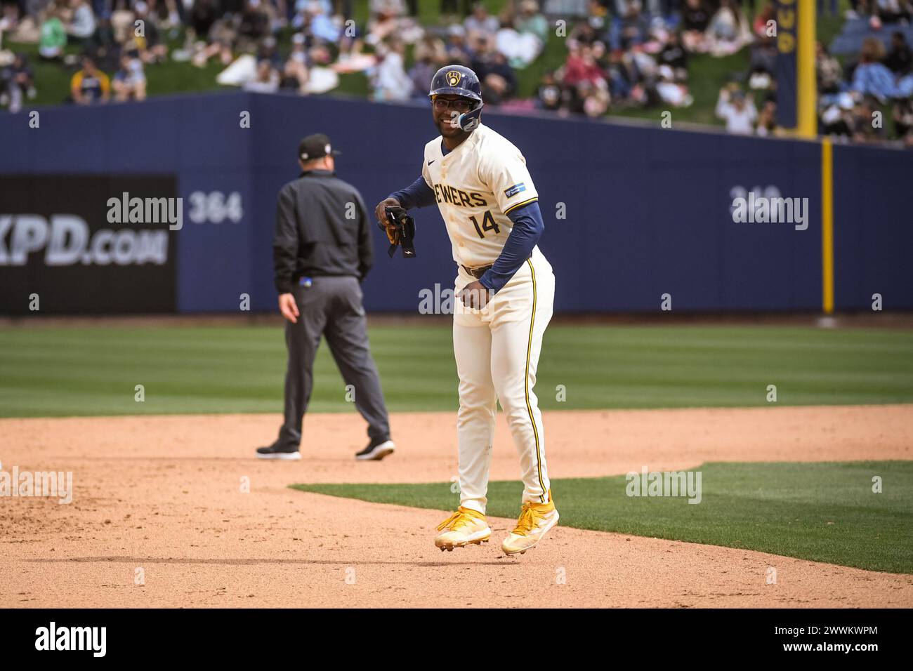 Milwaukee Brewers second baseman Andruw Monasterio (14) doubles in the ...
