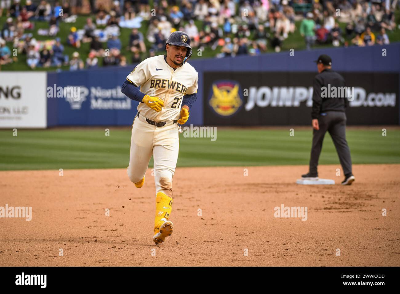 Milwaukee Brewers shortstop Willy Adames (27) homers in the fifth ...