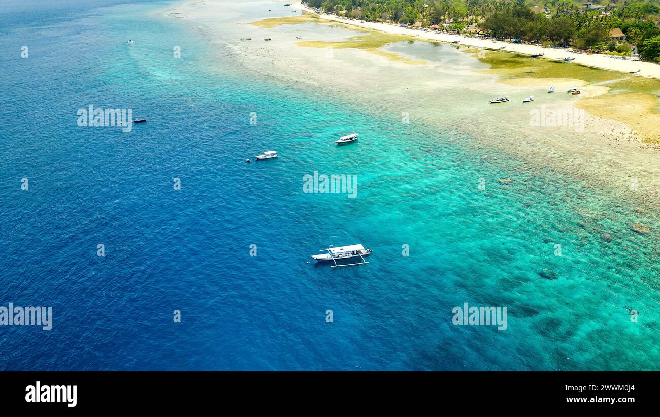 Tourist boats over a coral reef at low tide Stock Photo - Alamy