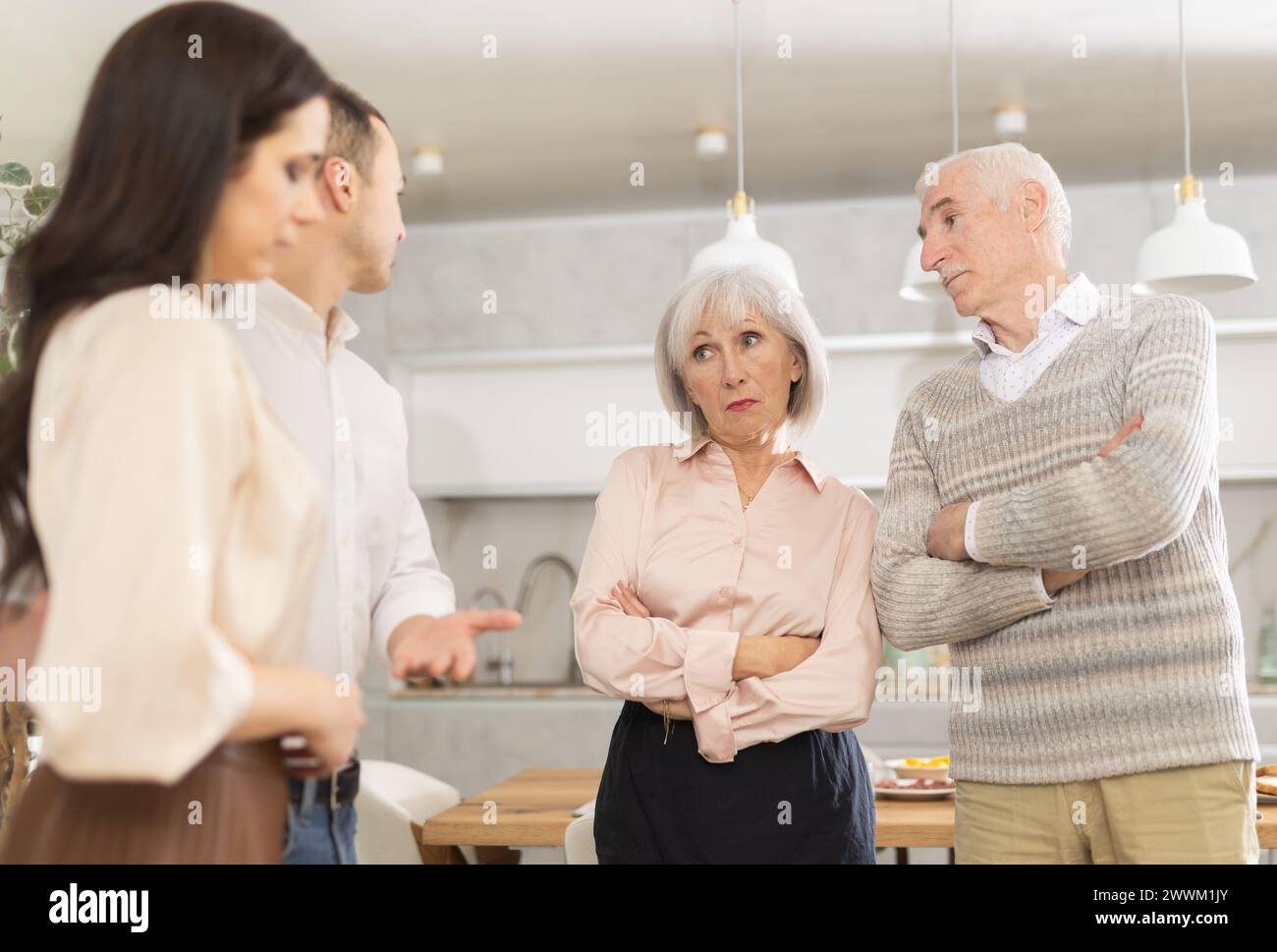 Adult son introduces his parents to girlfriend, family gatherings and ...