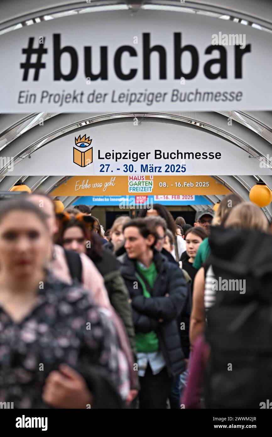 Leipziger Buchmesse 2024. Messebesucher auf der Leipziger Buchmesse am ...