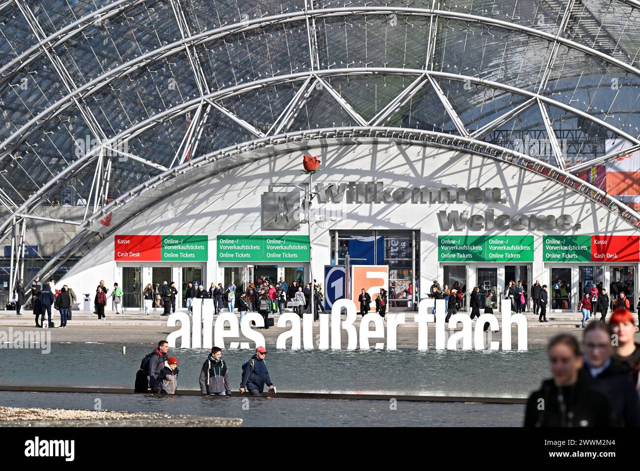 Leipziger Buchmesse 2024. Messebesucher auf der Leipziger Buchmesse am ...
