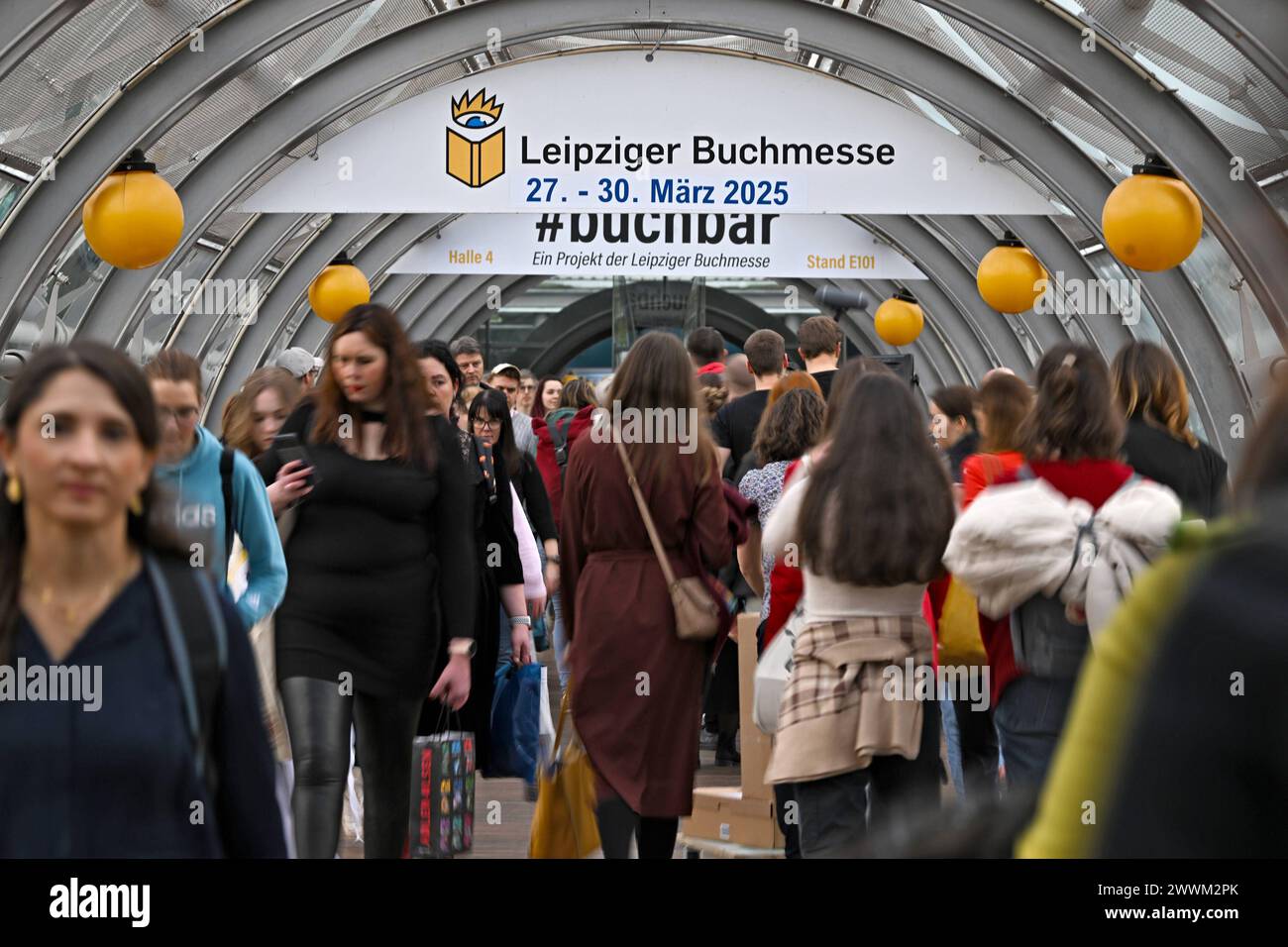 Leipziger Buchmesse 2024. Messebesucher auf der Leipziger Buchmesse am ...