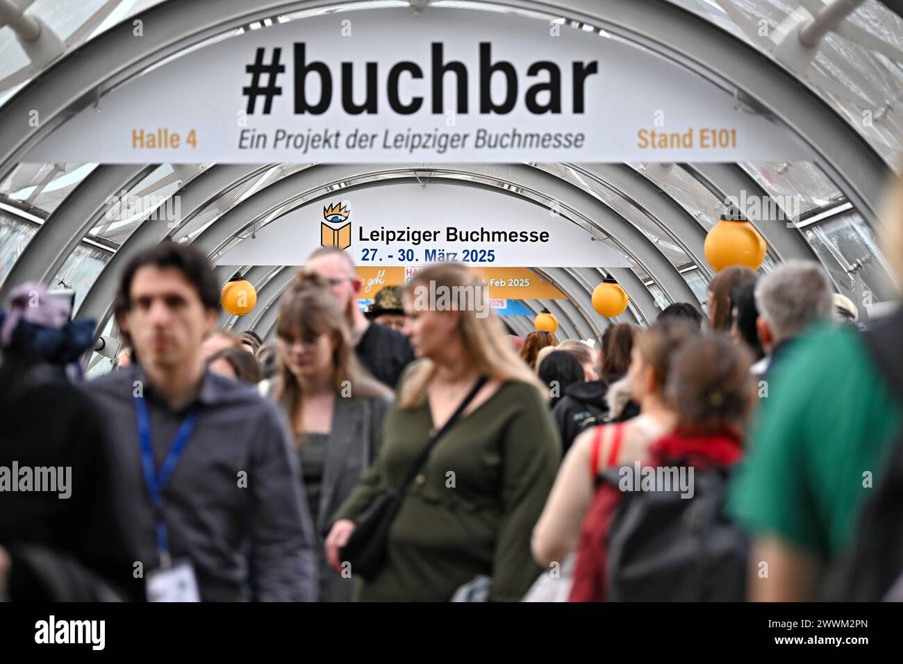 Leipziger Buchmesse 2024. Messebesucher auf der Leipziger Buchmesse am ...