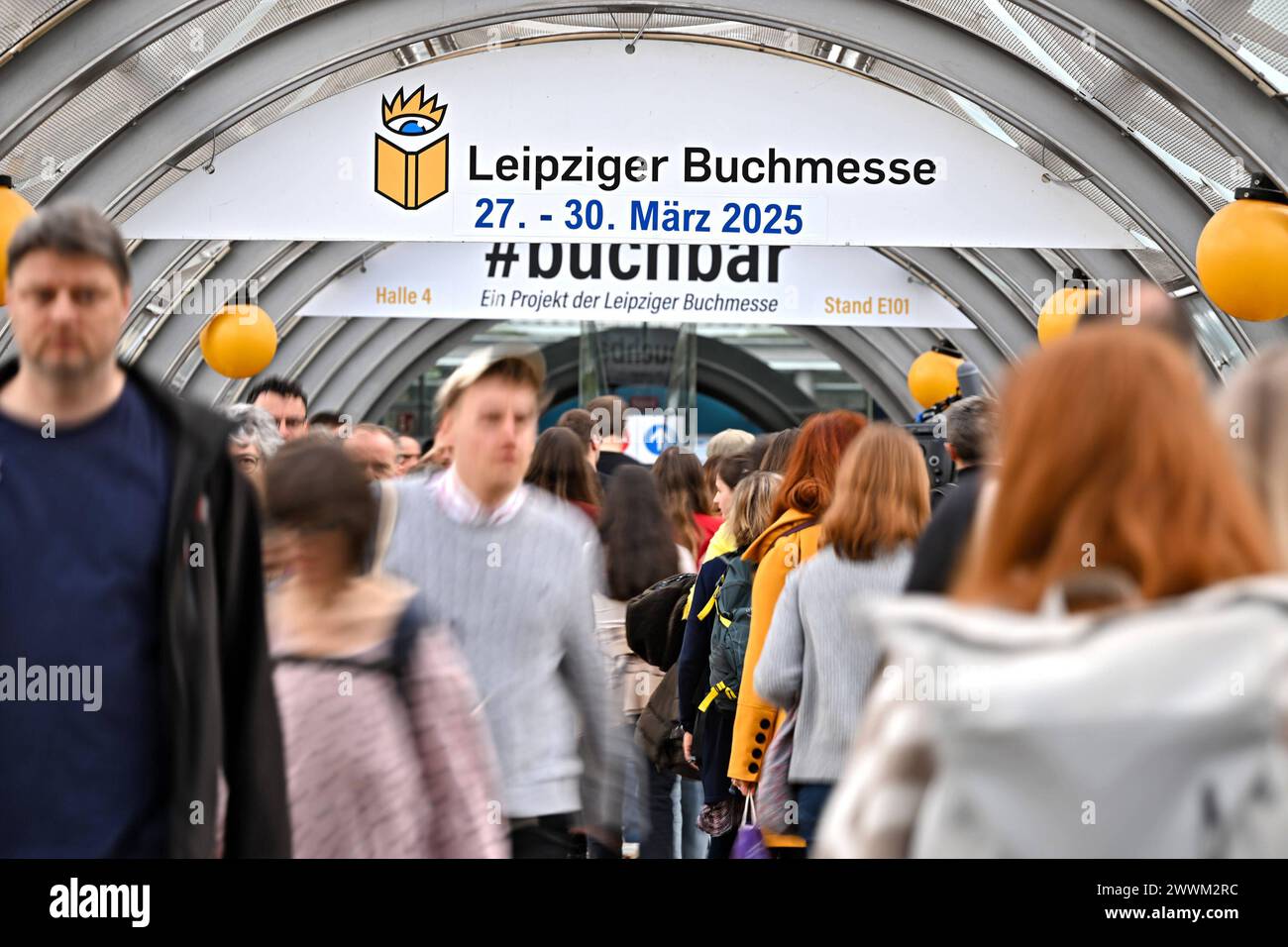 Leipziger Buchmesse 2024. Messebesucher auf der Leipziger Buchmesse am ...