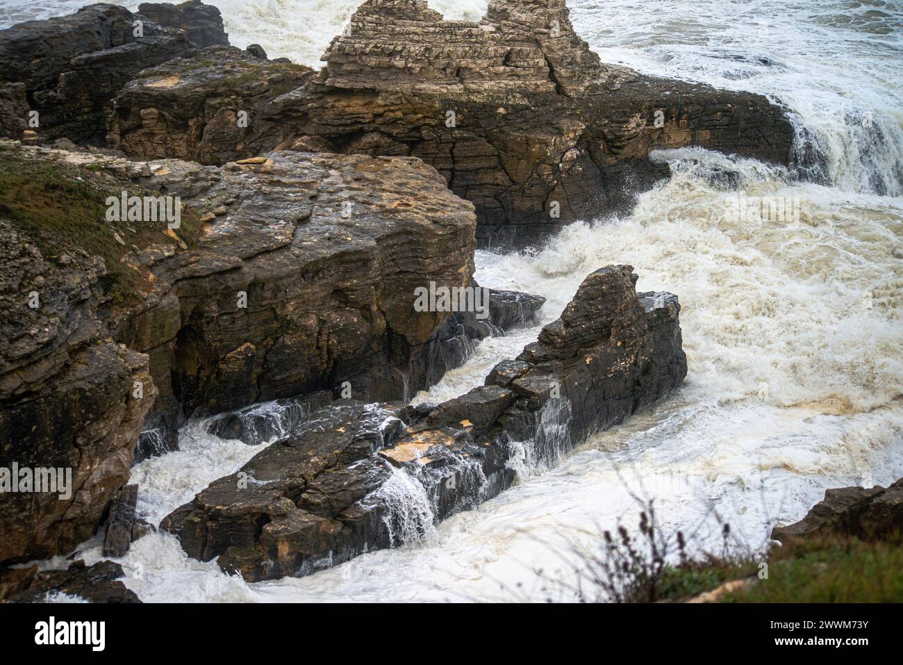 Ocean waves hitting rocks hi-res stock photography and images - Alamy
