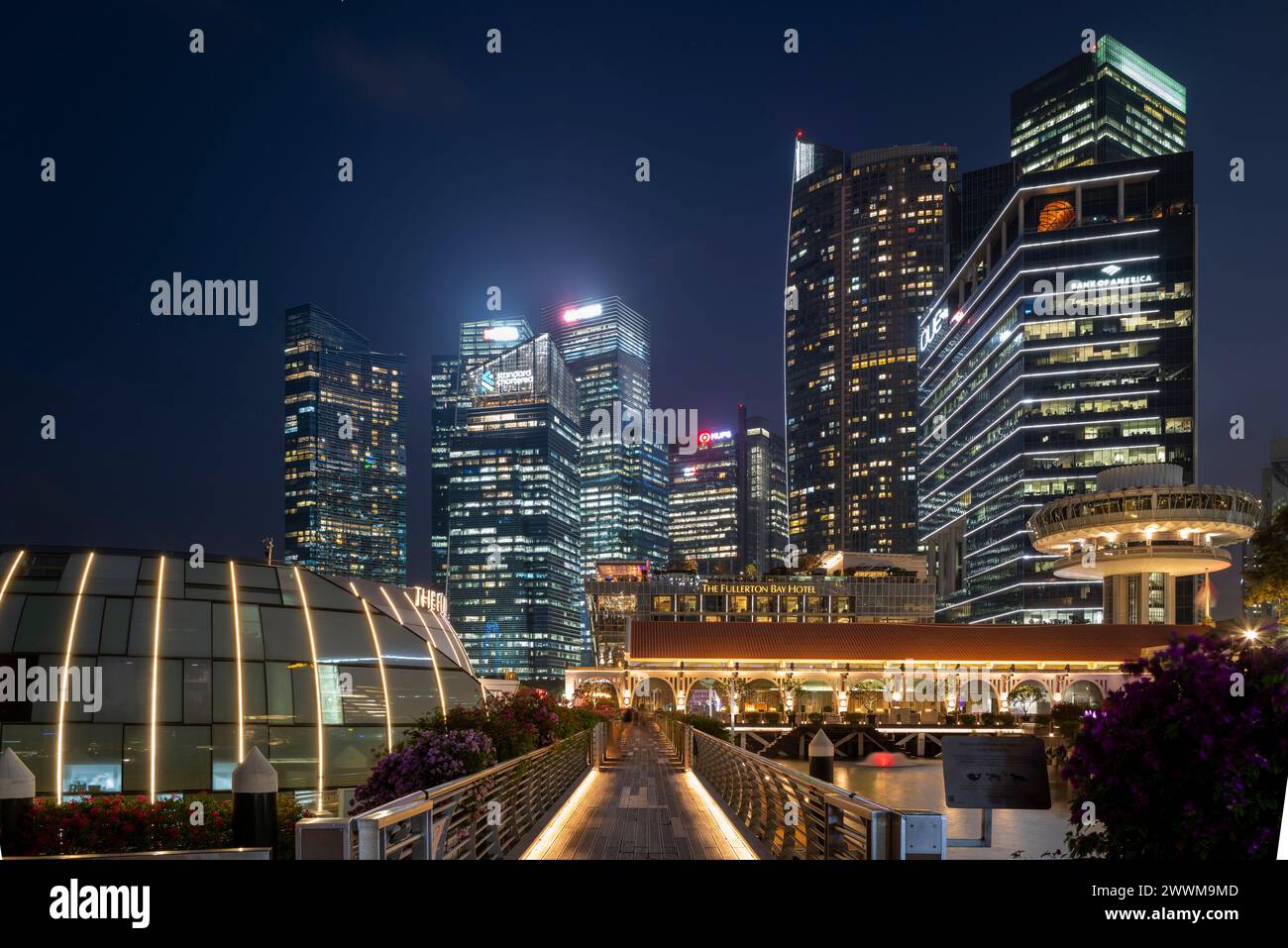 The Fullerton Bay Hotel with OUE Tower, in the background the financial ...