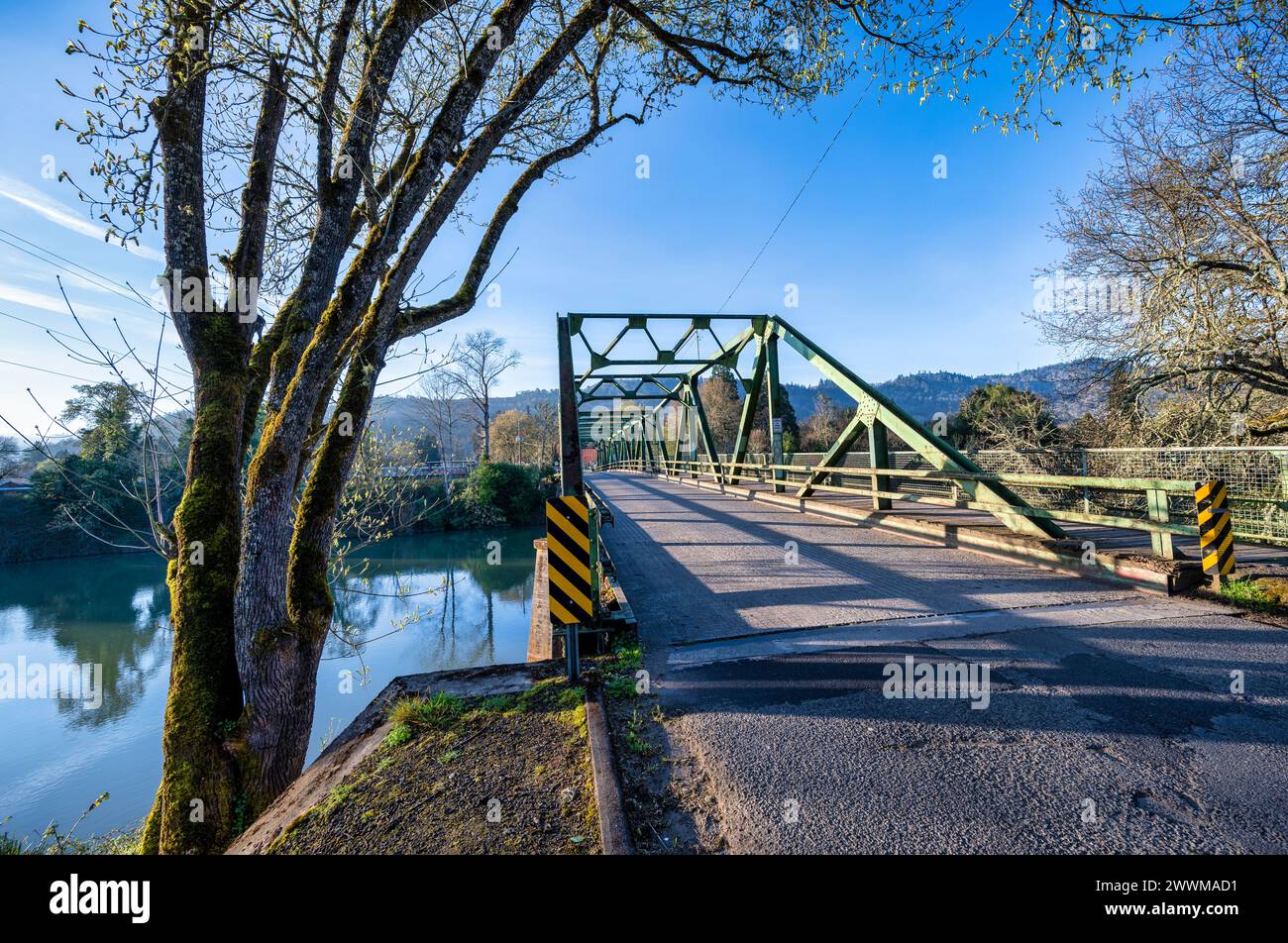 The Umpqua River running through Roseburg, Oregon, USA Stock Photo - Alamy