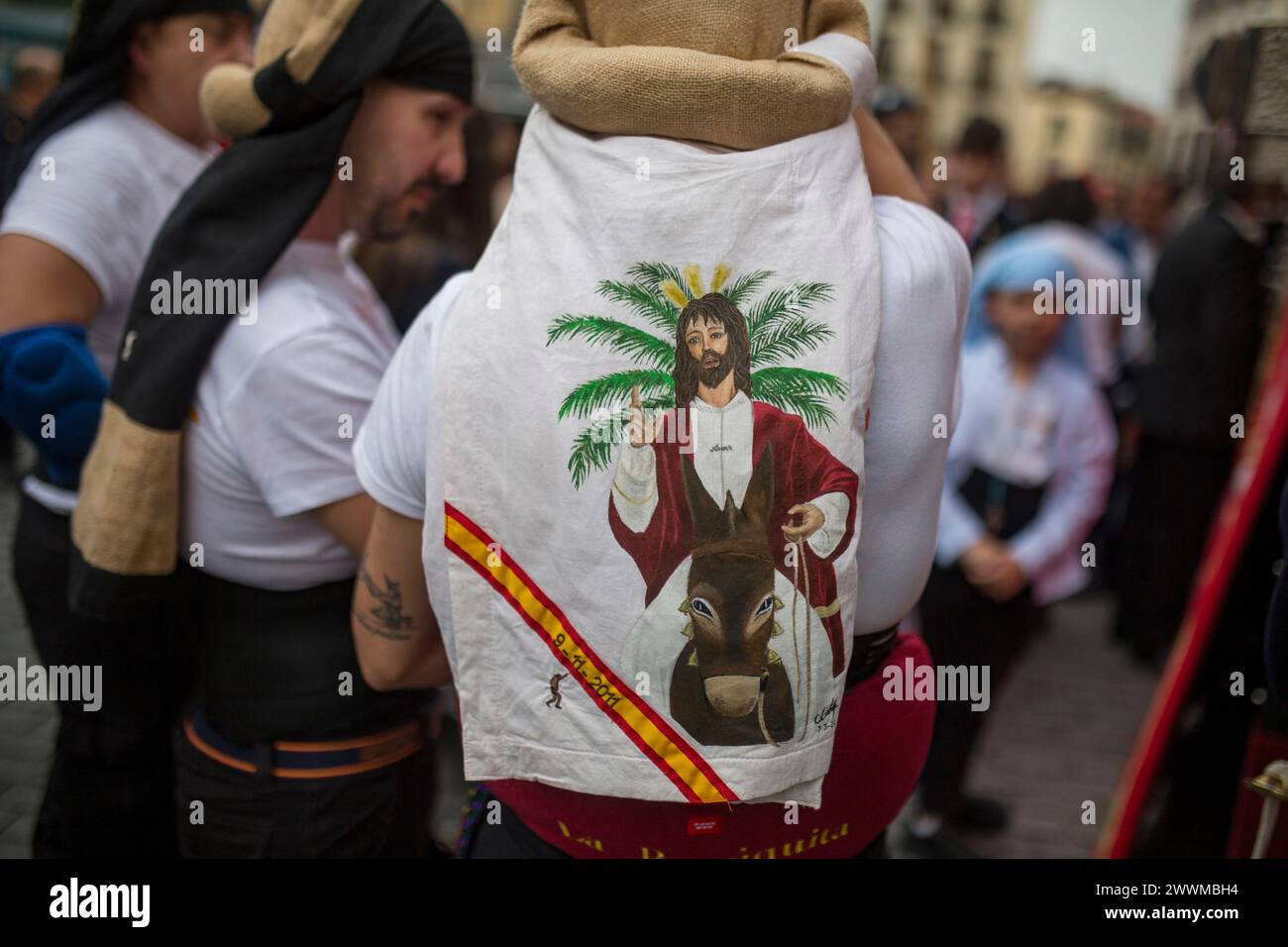 Madrid, Spain. 24th Mar, 2024. A bearer carries on his head a sack with ...