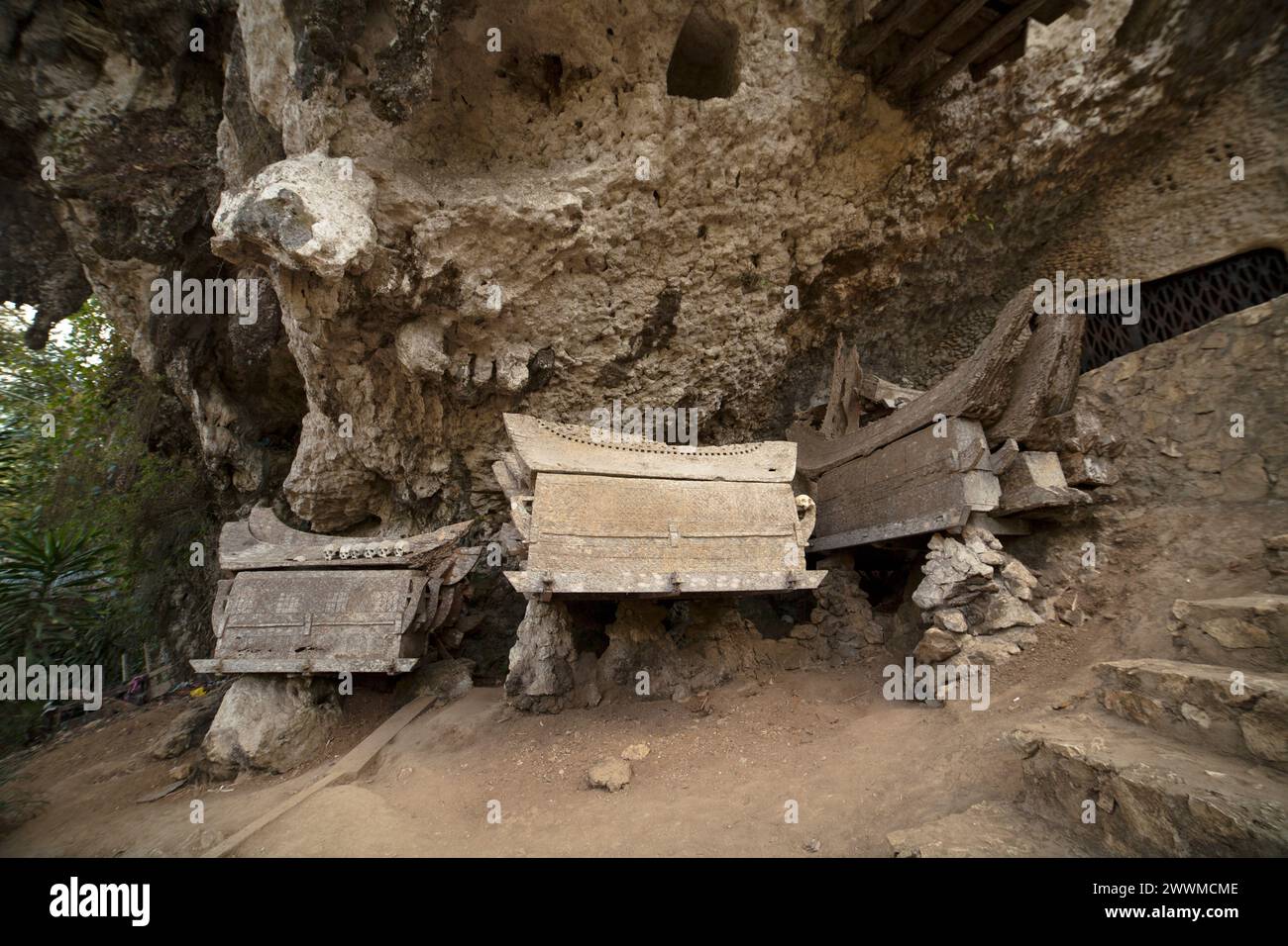 Torajan cliff burial, coffins, Indonesia Stock Photo - Alamy Torajan cliff burial, coffins, Indonesia Stock Photo - Alamy