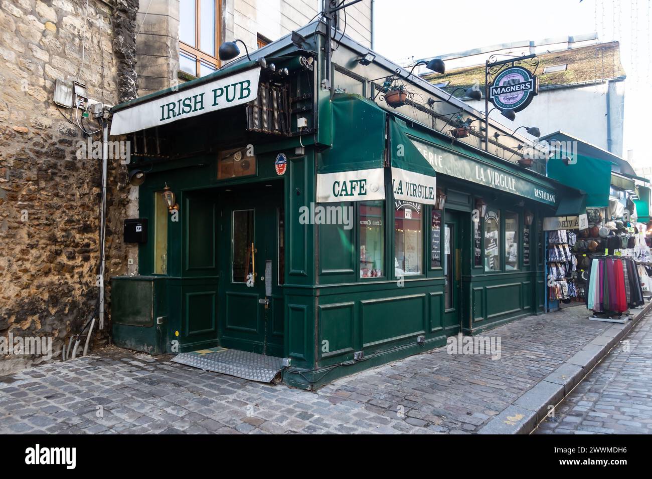 5th December 2023- Irish Pub,Montmartre, Paris, France Stock Photo - Alamy