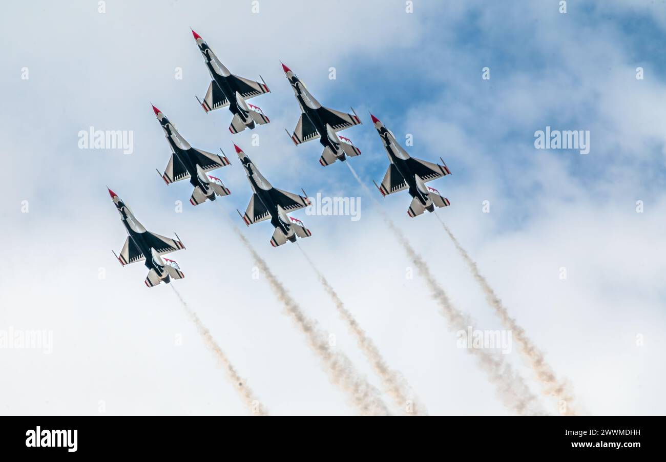 The U.S. Air Force F-16 Fighting Falcons, assigned to the U.S. Air ...