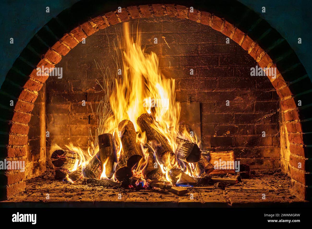 Offenes Kaminfeuer, Heizen mit Holz, München, März 2024 Deutschland ...