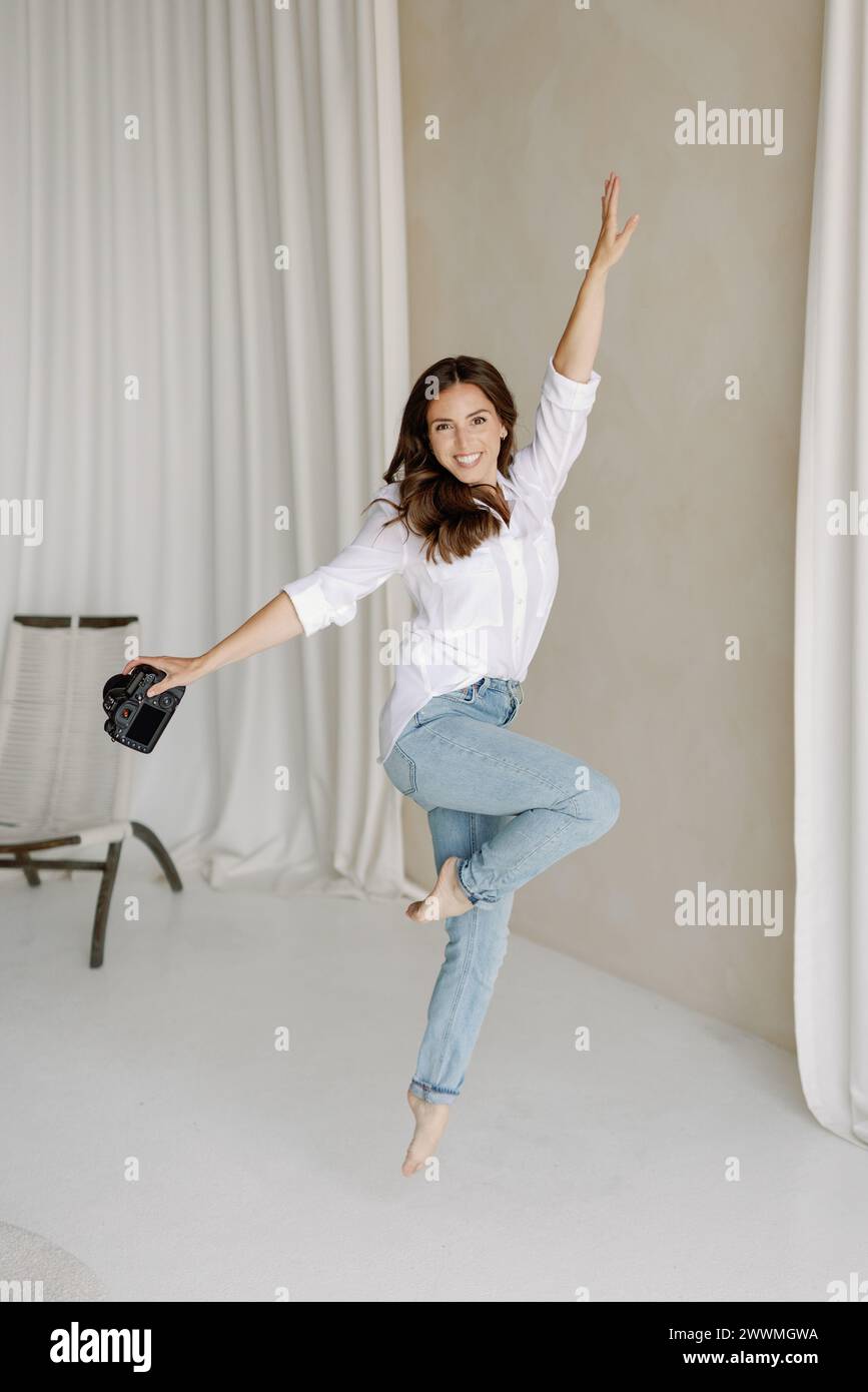 Barefoot woman jeans hi-res stock photography and images - Alamy