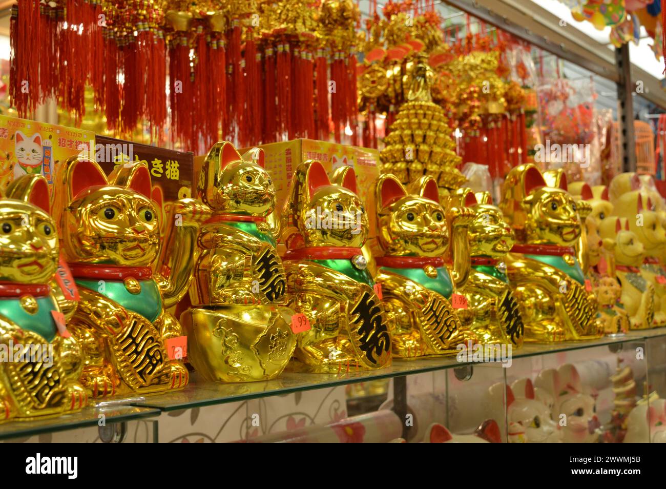 Chinatown souvenir store hi-res stock photography and images - Alamy