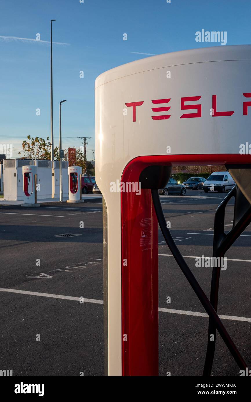 Tesla charging 2023 hi-res stock photography and images - Alamy