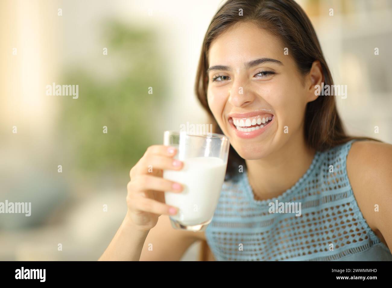 Hand holding glass of milk hi-res stock photography and images - Alamy