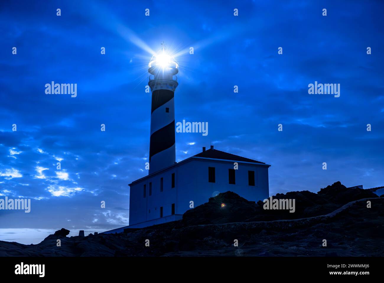 Faro noche hi-res stock photography and images - Alamy