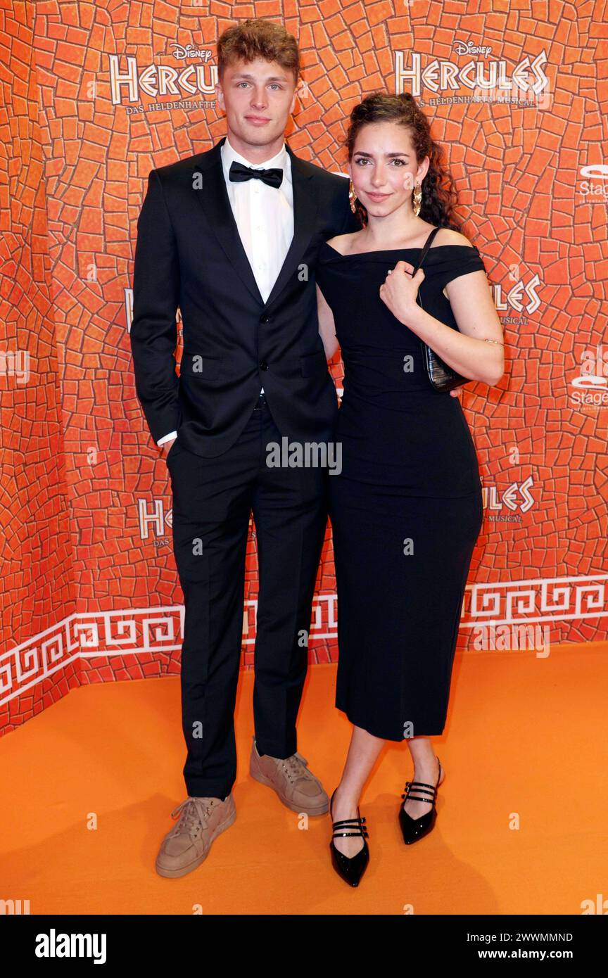 Jann-Fiete Arp mit Freundin Isra El Mokhtari bei der Premiere des ...