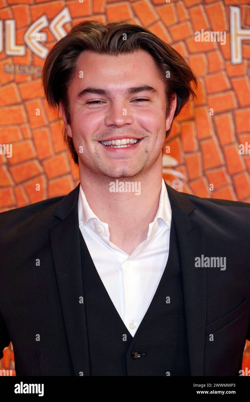 Linus Bruhn bei der Premiere des Musicals Hercules im Stage Theater ...