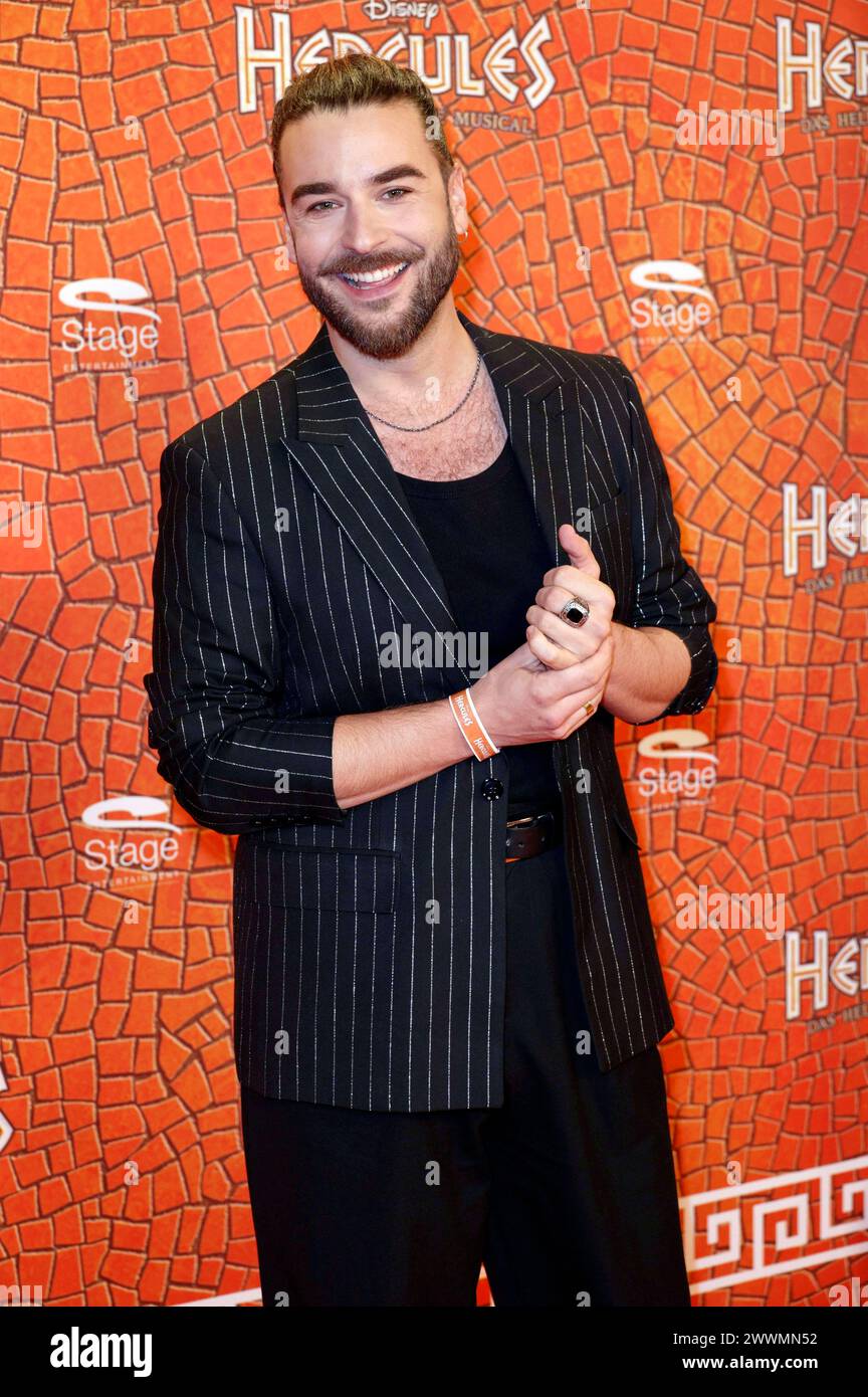 Eric Schroth bei der Premiere des Musicals Hercules im Stage Theater ...