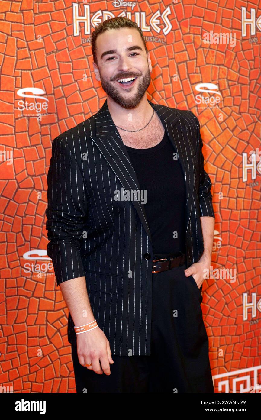 Eric Schroth bei der Premiere des Musicals Hercules im Stage Theater ...